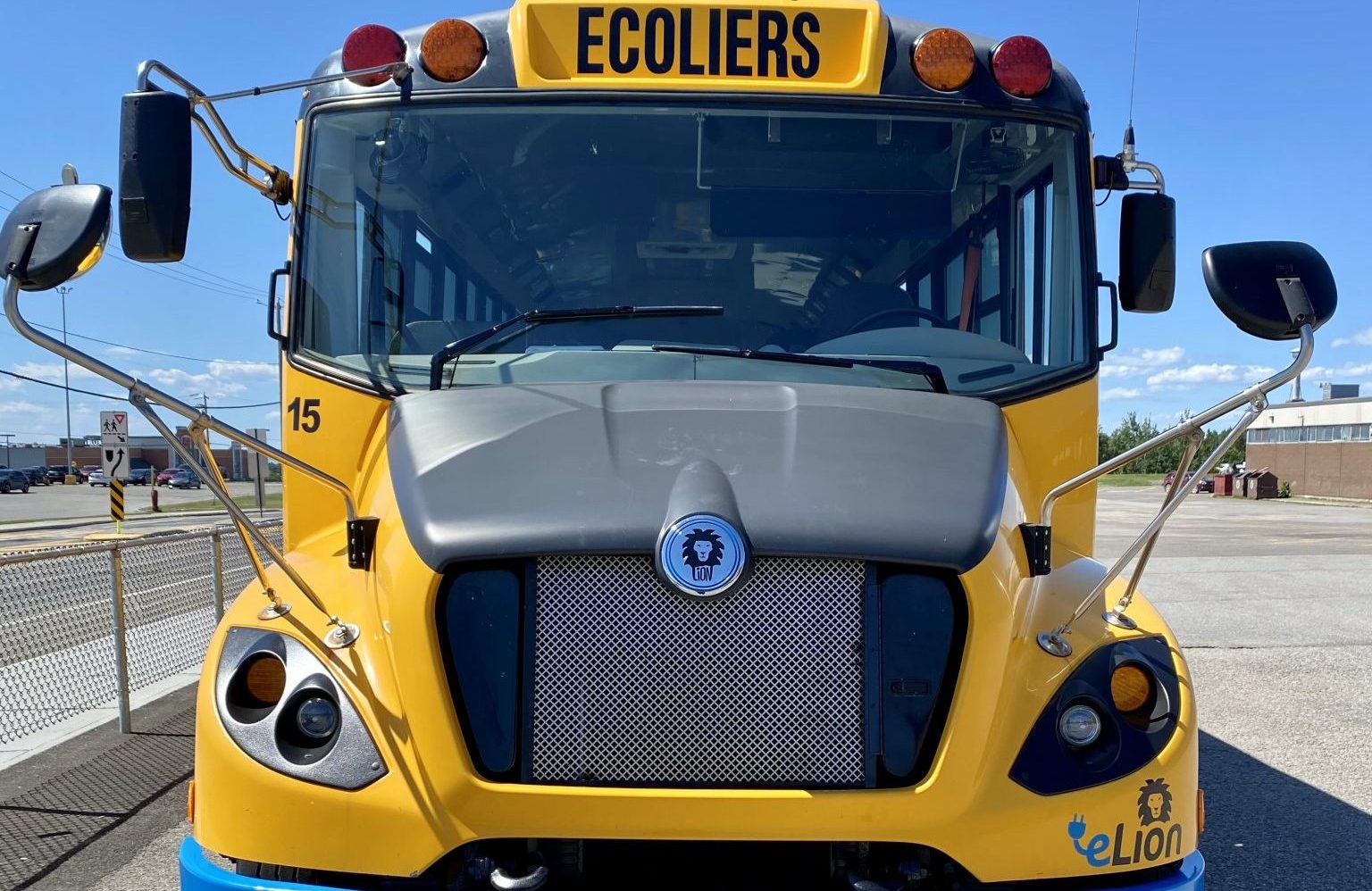 Un autobus jaune avec des teintes de vert! | Journal Le Soir