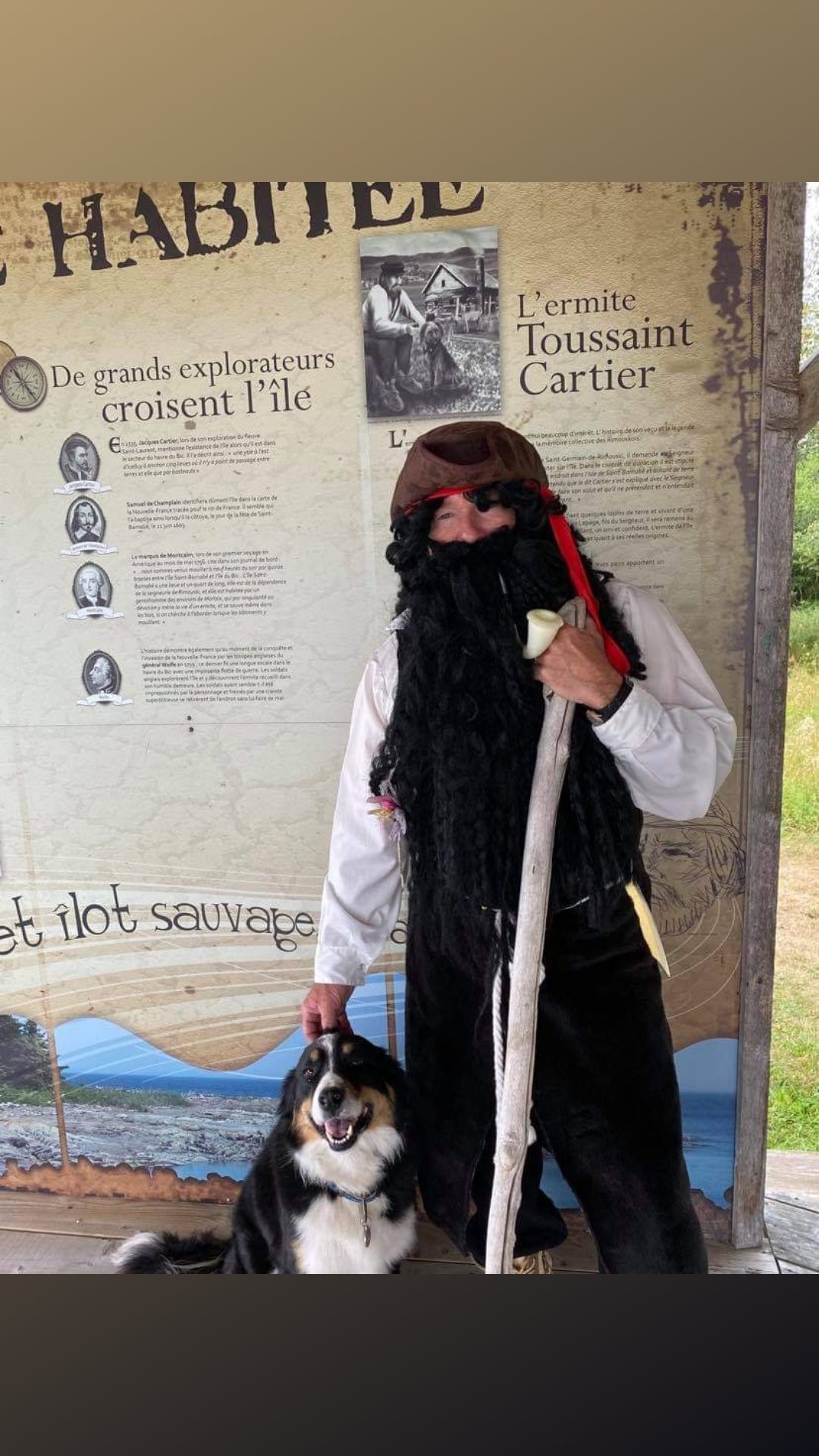 Les marcheurs accueillis par Toussaint Cartier à leur arrivée sur l’Île ...