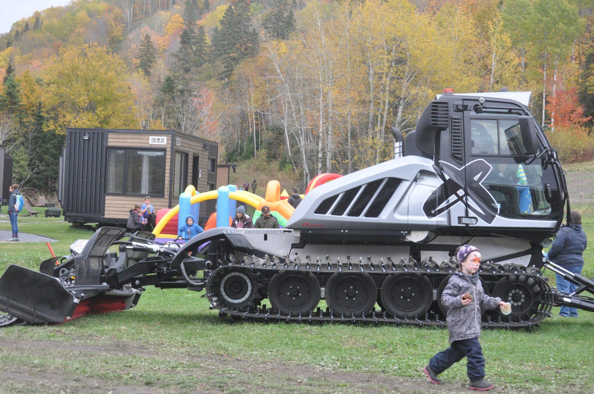 Une nouvelle dameuse au Mont-Saint-Mathieu | Journal Le Soir