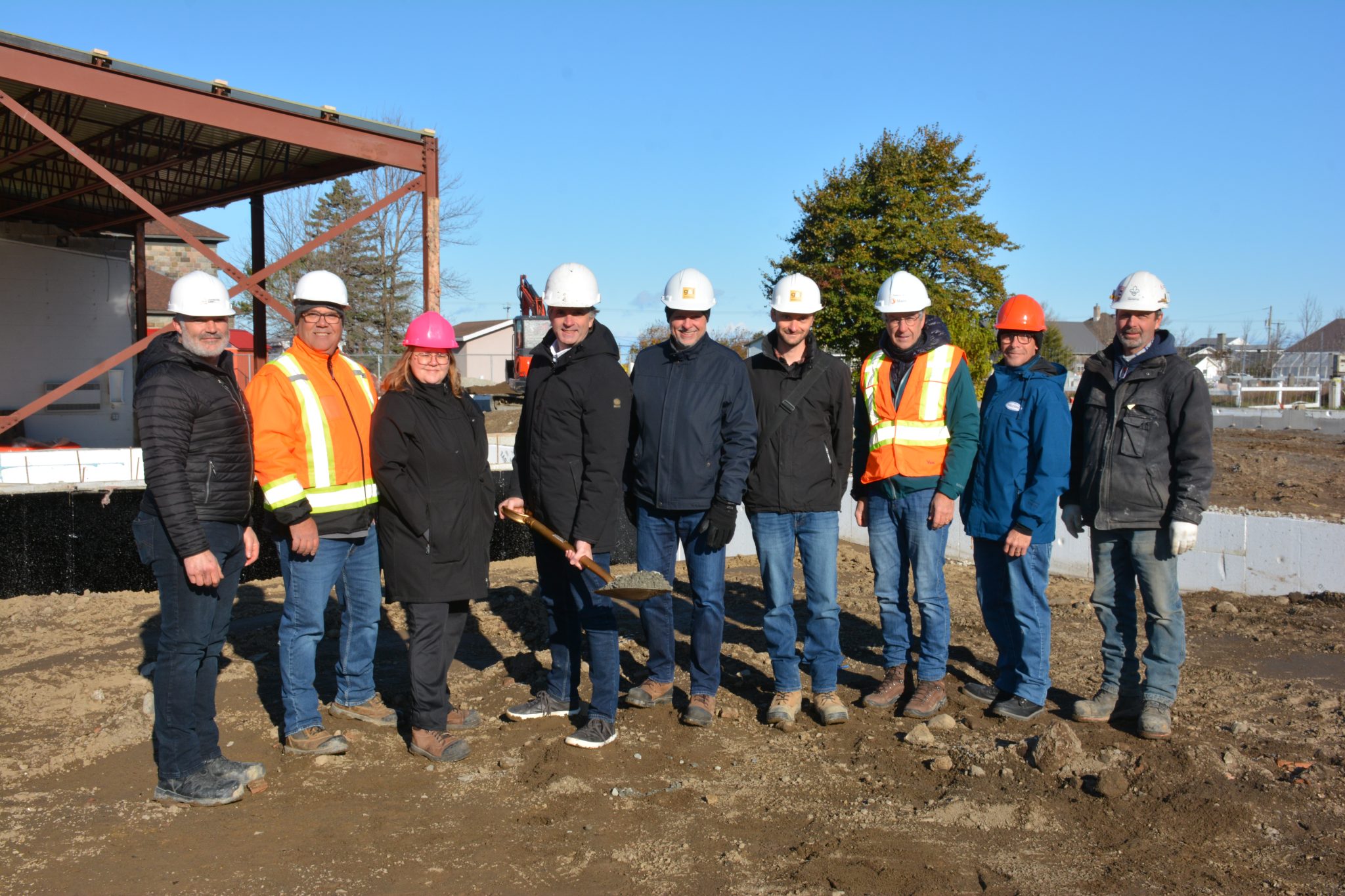 Édifice municipal de Sainte-Flavie : première pelletée de terre ...