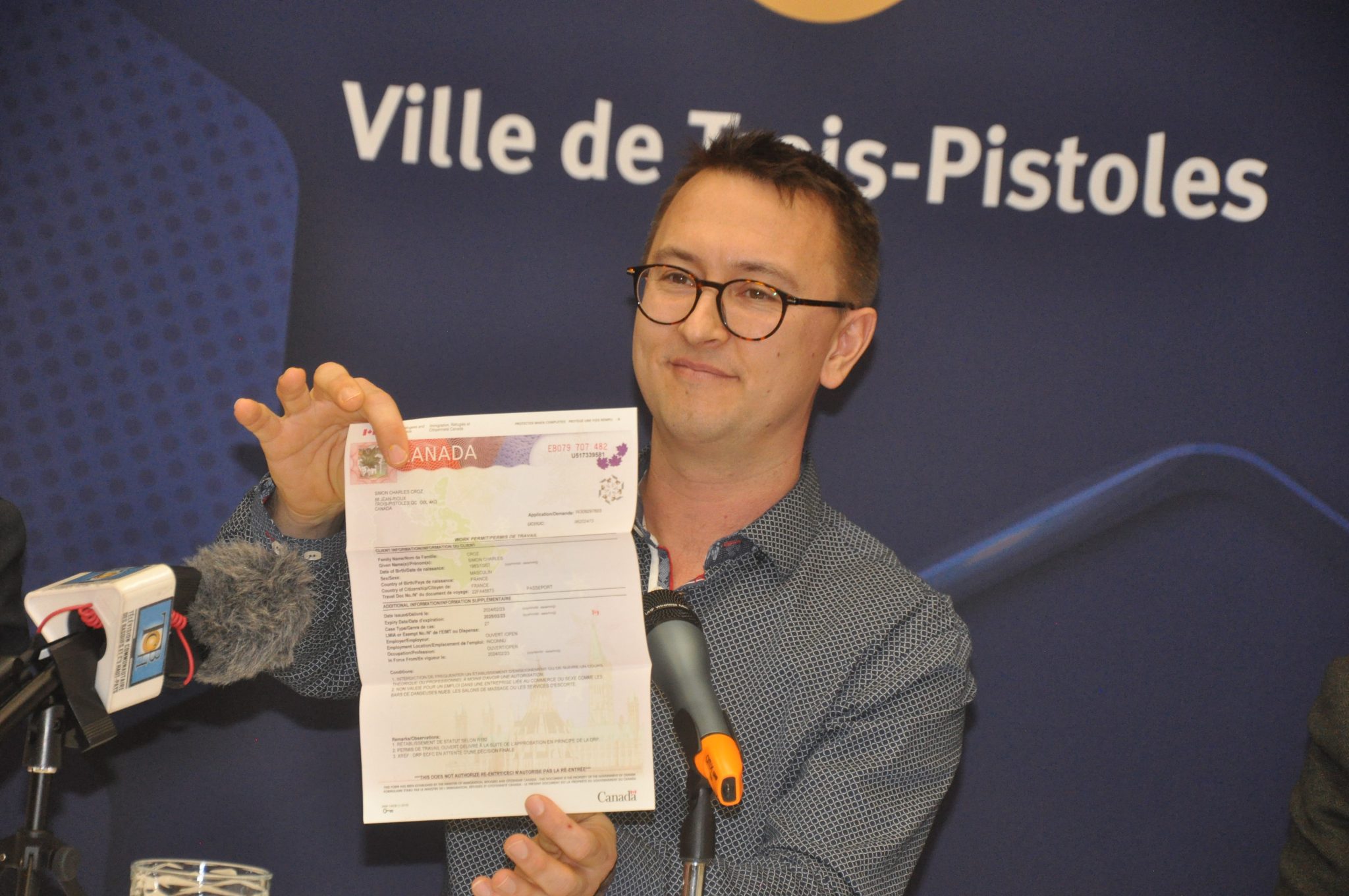 Menacé d’expulsion : Simon Croz reçoit son permis de travail | Journal ...