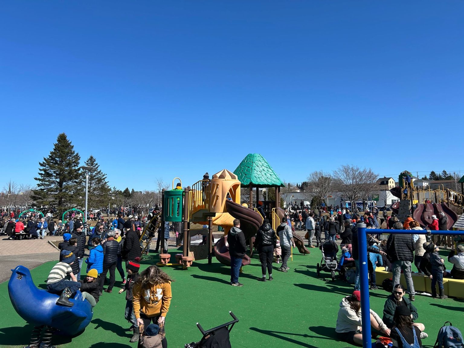 Éclipse à Rimouski : 2 000 curieux réunis au parc Beauséjour | Journal ...