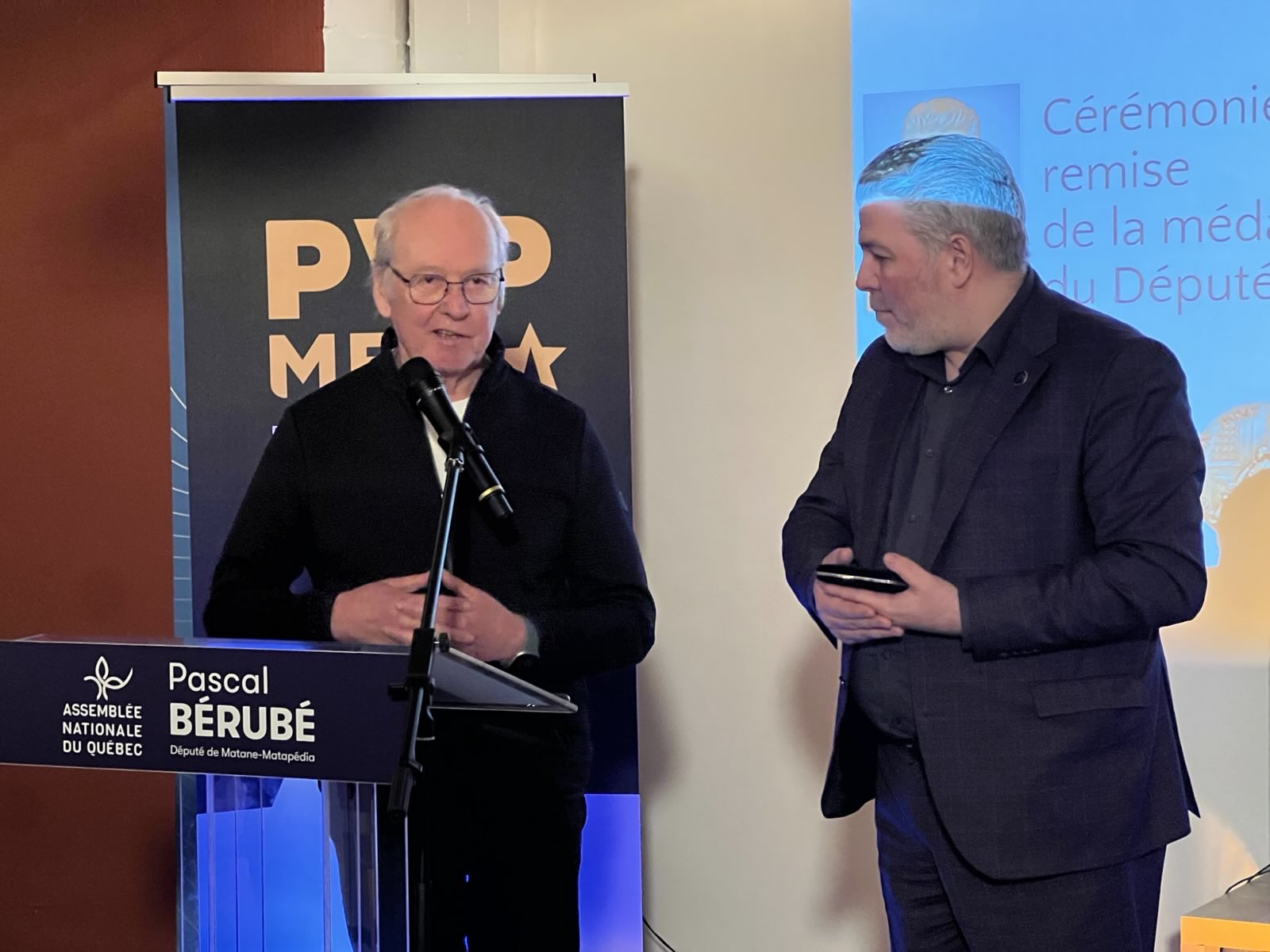 Le député Pascal Bérubé honore Vic Pelletier | Journal Le Soir