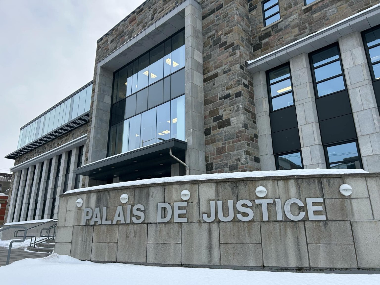 Coke dans un véhicule : Charest-Lechasseur attend son procès | Journal ...