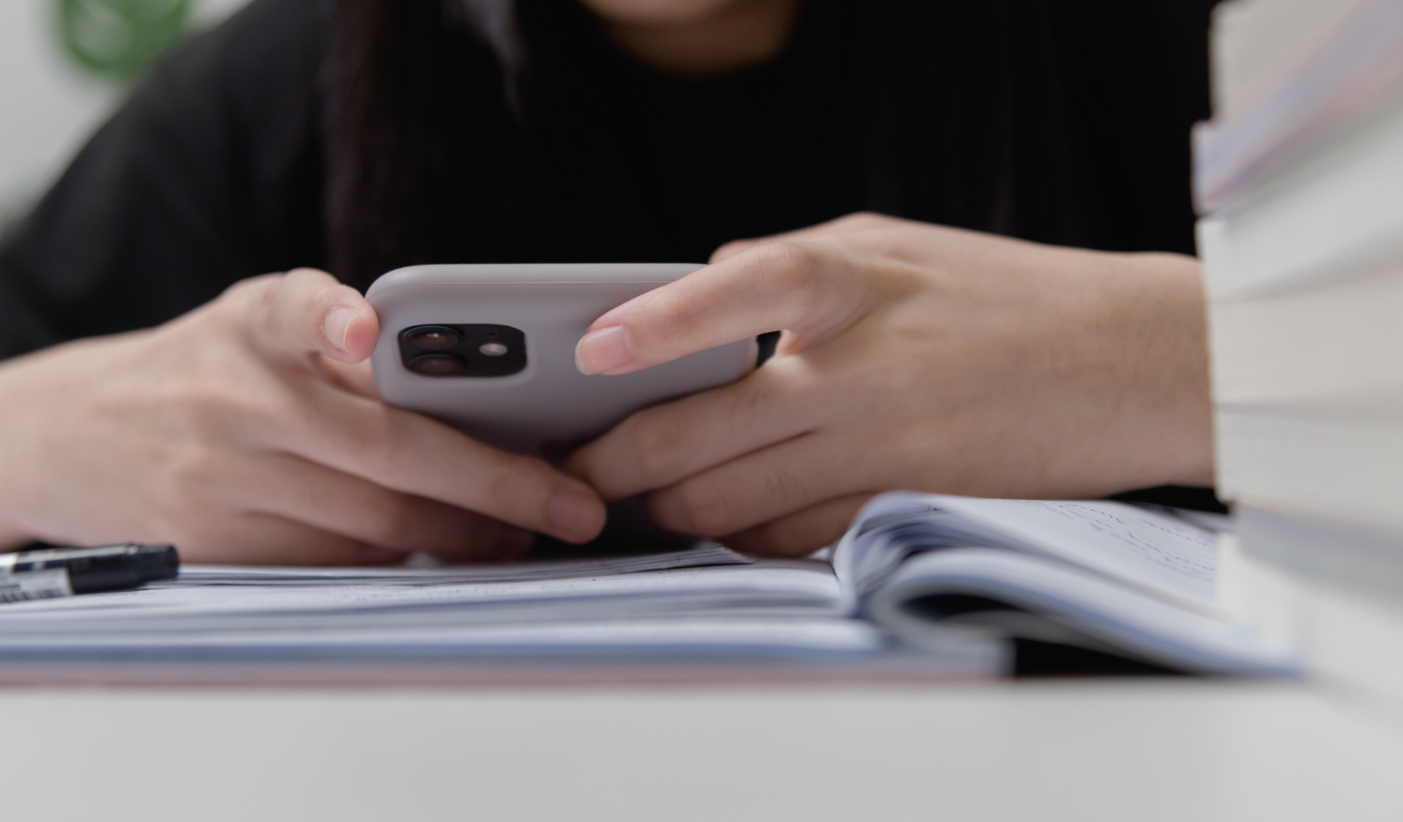 Le cellulaire sera banni dans les écoles du Québec | Journal Le Soir